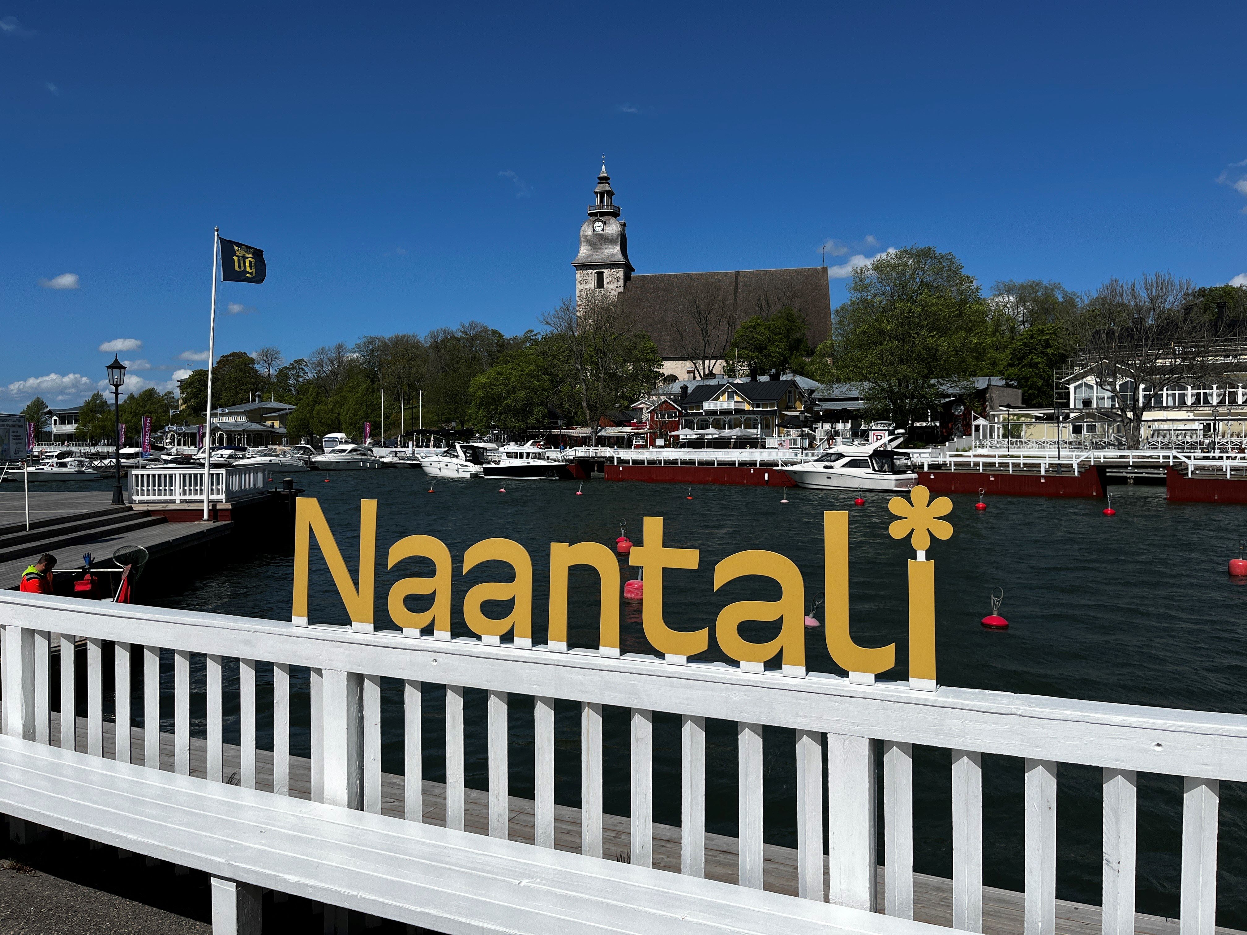 Naantali-kirjaimet tarjoavat näyttävän kuvauspaikan rannassa | Naantali